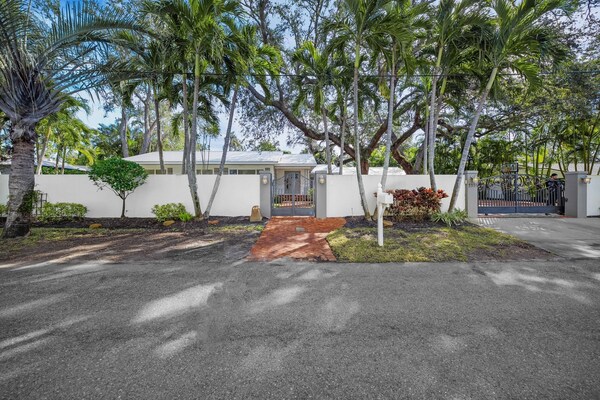The Shaded Sanctuary: Enjoy This Beautiful Home Surrounded By Some Of Florida's - Sarasota, FL