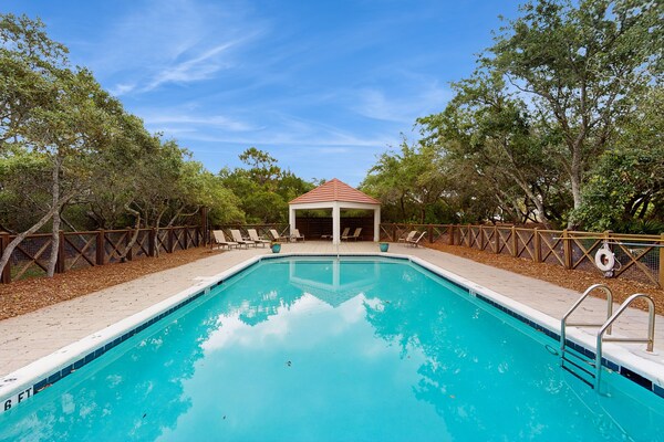Gorgeous Coastal Home With Plenty Of Space, Shared Pool And Easy Beach Access - St. George Island, FL