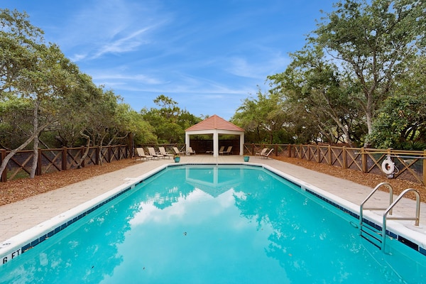 Gorgeous Coastal Home With Plenty Of Space, Shared Pool And Easy Beach Access - St. George Island, FL