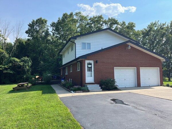 Private 4 Bedroom Home In Bridgman Offers A Cozy Retreat & Best Of Town Life. - Bridgman, MI