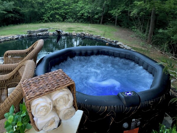 Charming 1-bedroom Cottage On Pond With Hot Tub In Delightful Talking Rock. - Jasper, GA