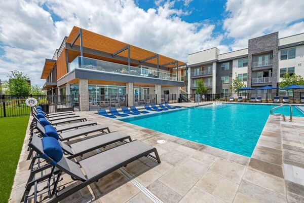 Stylish Luxury King Bed | Gym+pool+stockyards - Fort Worth, TX