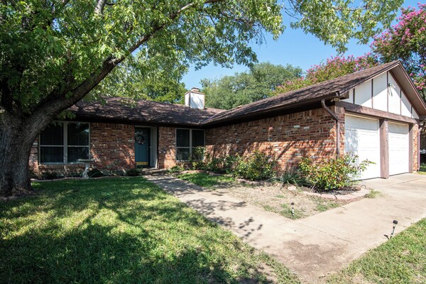 Charming House That's Peaceful, Quiet, On A Green Belt In The Heart Of The City. - Grapevine, TX