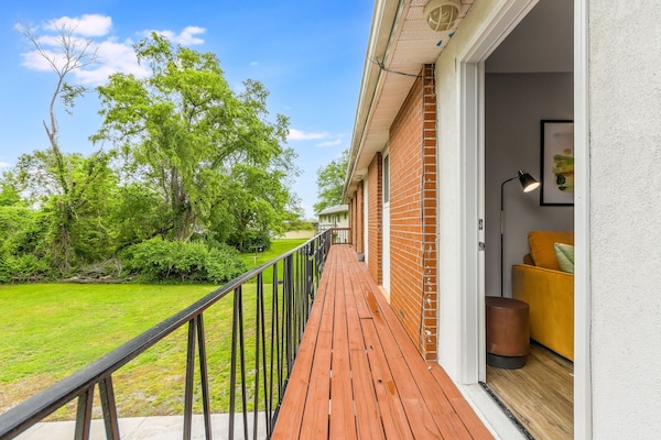Cozy 2-bedroom Apartment Close To Kansas City, King Bed And Workspace - Riss Lake, MO