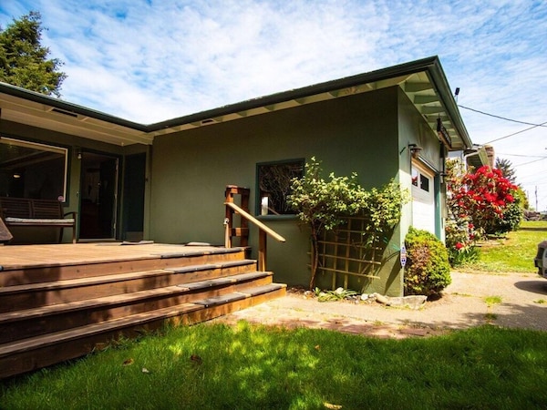Amazing Outdoor Space, 2 Minutes From The Beach! - Crescent City, CA