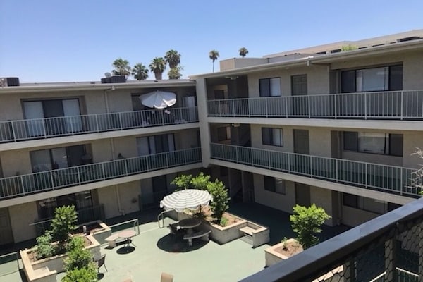 Spacious 2-bedroom, 2-bath Condo With Wifi, A/c And All Inclusive In Pasadena - Pasadena, CA