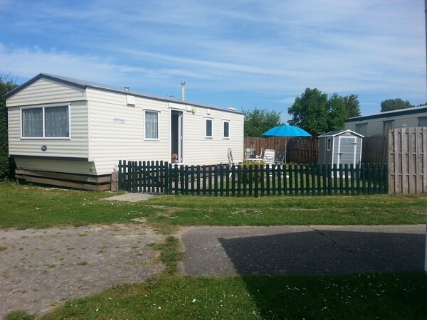 The Caravan Is Surrounded By Hedges.  Children And Dog Friendly - Zeeland