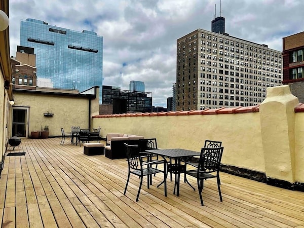 Downtown Penthouse #5 | Vintage +Gym & Balcony - River North - Chicago