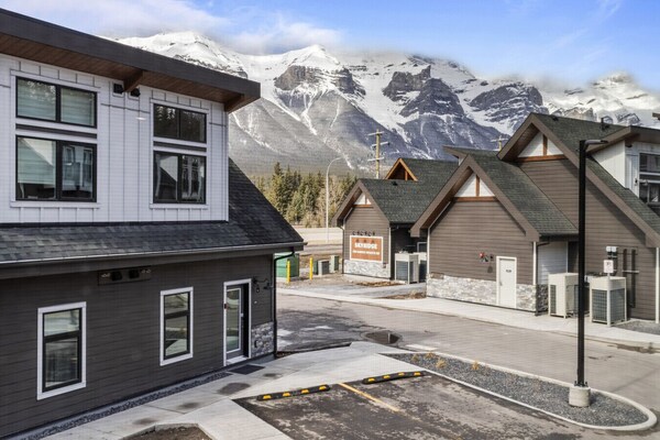 Brand New Townhouse At Gates To Banff National Park - Mountain Views And Hot Tub - Alberta