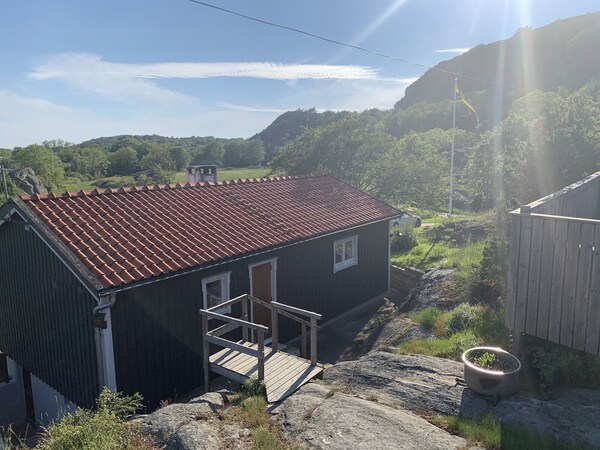 Mysigt Boende Som Omges Av Berg, 450m Till Havet | Se09117 - Skärhamn