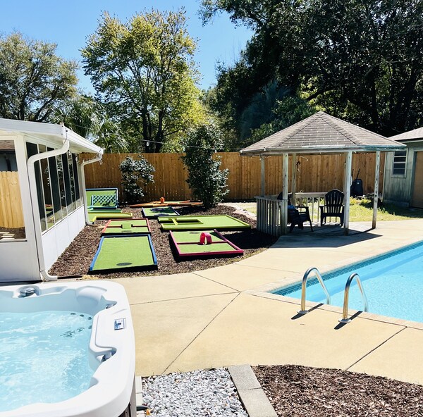 Private 4-bed/3 Bath House With Putt-putt Golf, Heated Pool, And Hot Tub. - Pensacola Beach, FL