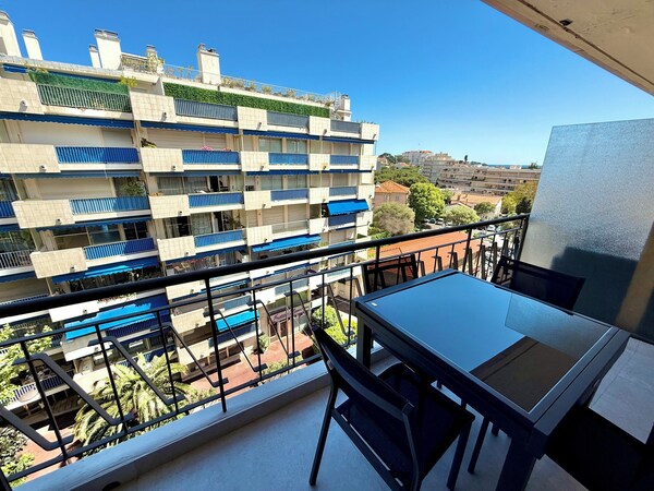 Juan Les Pins - Apartment For 2 People - Wifi & Parking - Juan-les-Pins