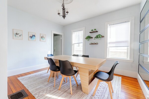 Cozy Davis Sq 4bds/free Parking/7 Min To Harvard & Mit/5 Min Walk-train Station - Boston, MA