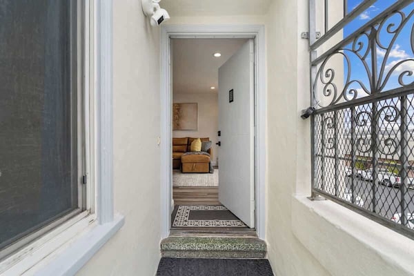 Stunning 2br W/ 1ba Home Near Bart - San Bruno, CA