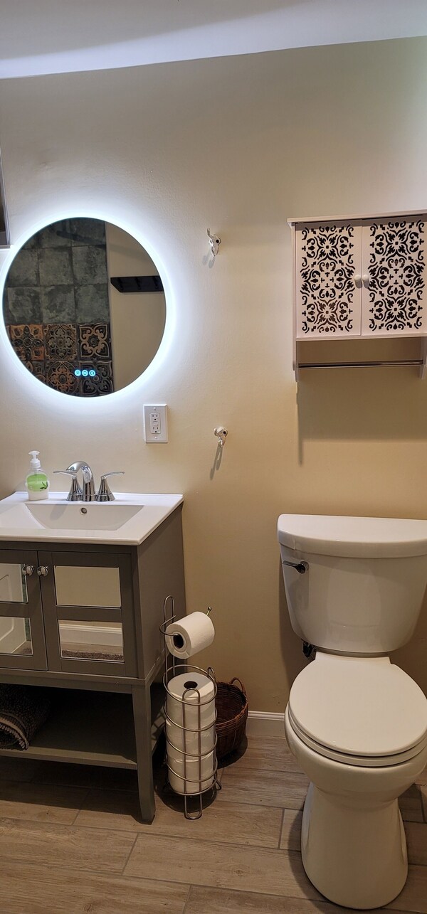 Stylish Studio In Amazing Takoma Park -7 Minutes Walk To Takoma Metro - Takoma Park, MD