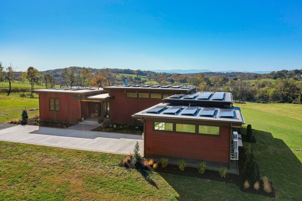 Luxury Pet + Family Friendly Retreat With Pool, Hot Tub, Fire Pit, Amazing Views - Warrenton, VA