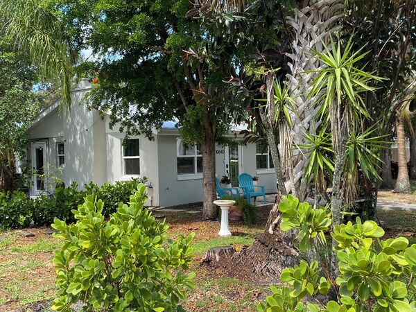 Old Florida 2-bedroom House Downtown Bonita Springs, 1 Block From Old 41 - Bonita Springs, FL