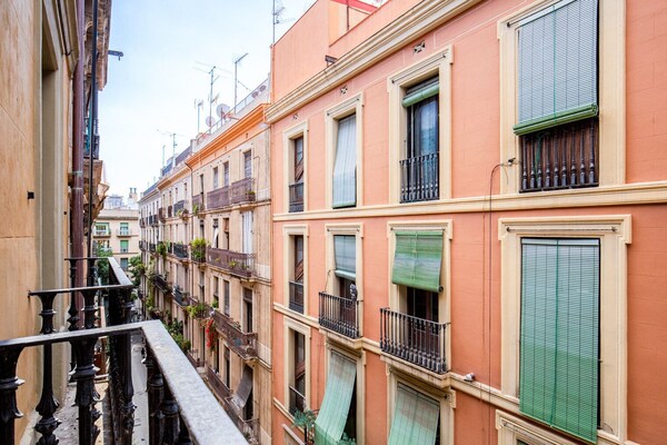 Blueground | El Raval, City View, Nr Plaça Reial - El Prat de Llobregat