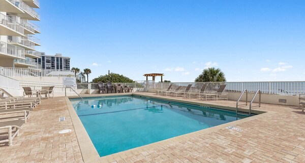 Direct Oceanfront Corner Condo With Large Balcony, Beachfront Pool, And Garage Parking - Ormond-by-the-Sea, FL