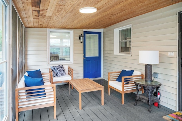 Charming Oak Island Cottage - Walk To Beach, Fire Pit, Porch, Sleeps 8 - Oak Island, NC