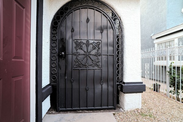 Vegas Vibes Hideaway, A Charming 1-bedroom House - Las Vegas