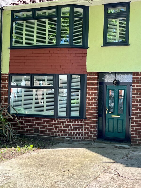 Cardiff - Sleeps 7 - Parking - Jacuzzi - Garden - Barry