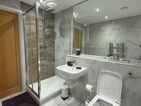Quaint Bracknell Apartment With Two Bedrooms - 沃金漢姆