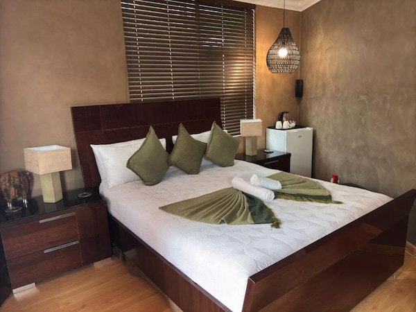 Charming 6-bedroom B&b With Ac, Wifi In Peaceful Rustenburg - Rustenburg
