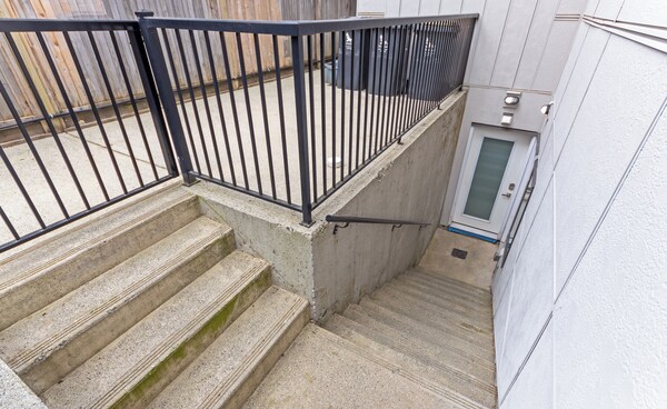 Modern 2 Bedroom + Sofa Bed Suite Near Capilano Bridge & Trails - Mount Seymour