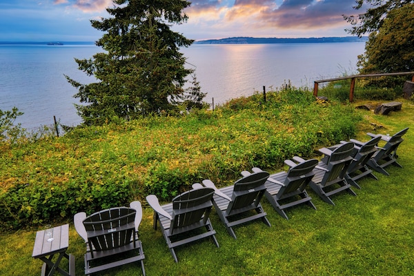 Maxwelton Aerie | Bluffside Retreat W/ Sweeping Puget Sound Views + Firepit - Mukilteo, WA