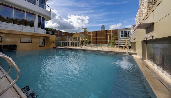Relax By The Outdoor Pool, Play Mini Golf, And Enjoy Free Parking For Your Stay - Noord-Brabant