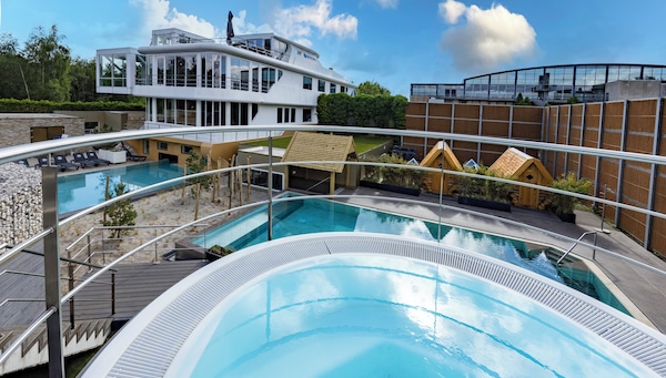 Outdoor Adventure, Mini Golf, And Free Parking For An Active Escape - Groesbeek