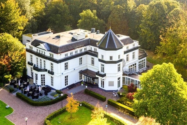 Discover The Perfect Nature Getaway Close To Burgers Zoo | Swimming Pool - Dieren
