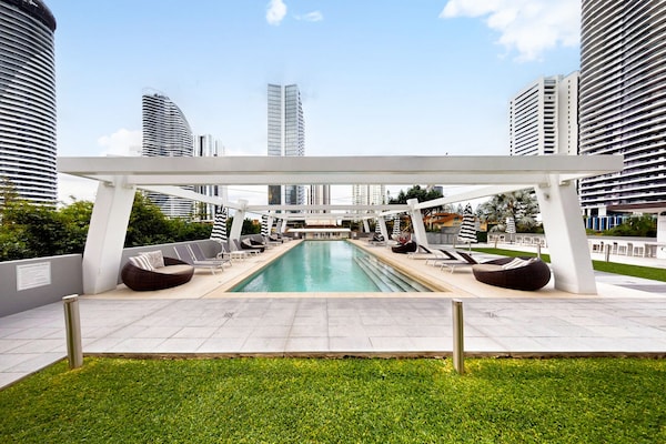 Centrally Located 1 Bedroom Unit With Car Park In Broadbeach - Broadbeach