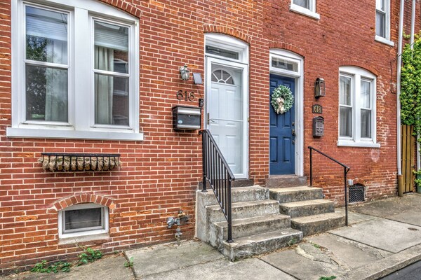 Quaint 2 Bdrm With Fenced In Backyard - Lancaster, PA