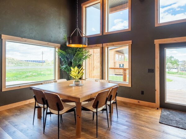 Roam (New!) Luxury Cabin W/ 2 Kings + Queen, Exclusive Access To Grand Pergola W/ Fire Pit & Griddle - Cody, WY