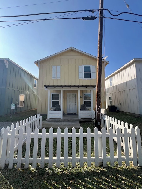 This Coastal Cottage Features 3 Bedrooms And 2 Baths, Accommodating Up To 6 Guests - Rockport, TX