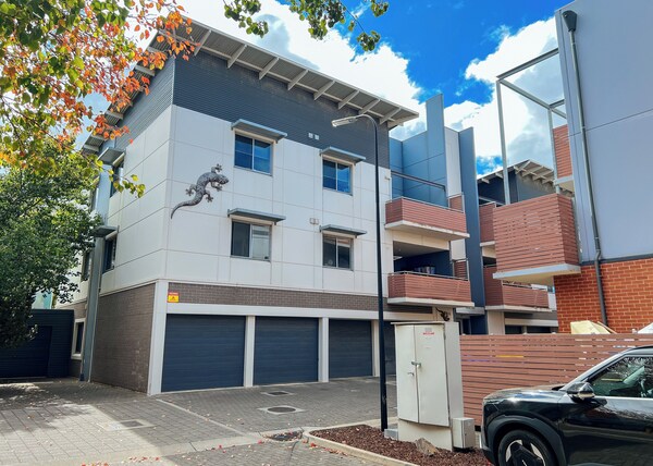 Stylish 2br Holiday Apartment In Findon\n8min To The Airport, 1min Walk To Shops. - Port Adelaide