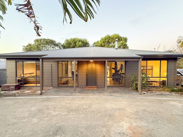 Ocean Breeze Stylish 4br Retreat - McLaren Vale