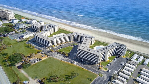 Oceanfront 1st Floor Walk-out W/ Ocean Views, Steps To Beach & Pool - 4br 3ba - Emerald Isle, NC