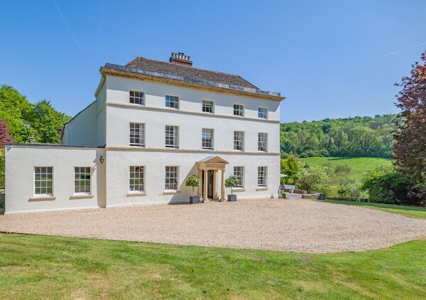 Holcombe House - Five Bedroom House, Sleeps 11 - Nailsworth
