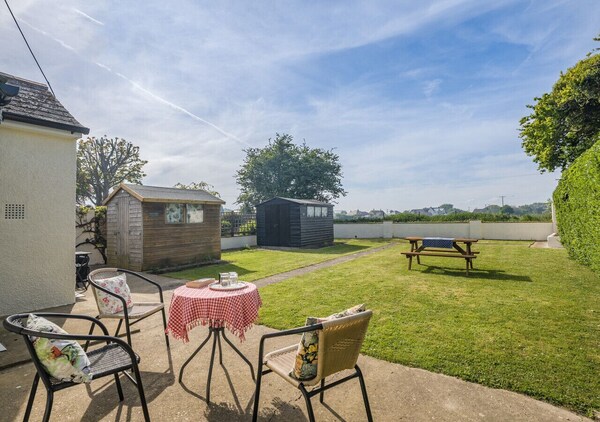 Sunnycroft - Two Bedroom House, Sleeps 3 - Lympne Castle