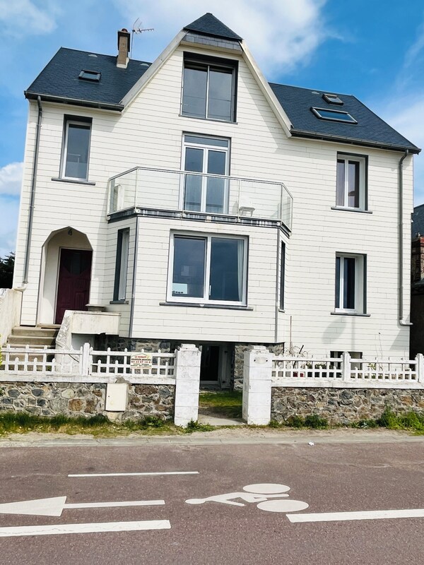 Front De Mer Vue Incroyable - Gouville-sur-Mer