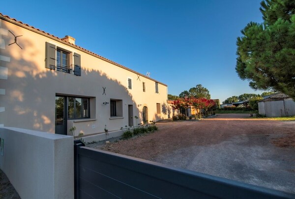 Domaine De La Coutardière  15 Beds/ Inner Poo - Vendée