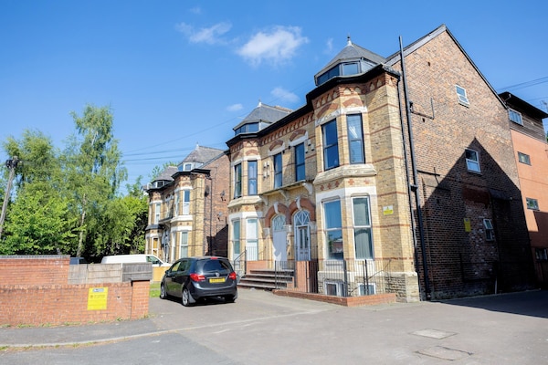 Warm And Comfortable Apartment With Walking Distance To Old Trafford Stadium - Mánchester