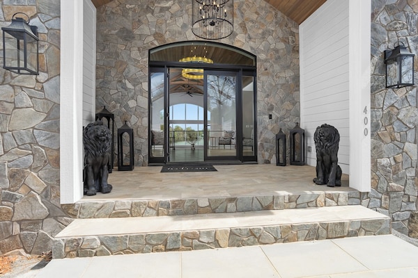 Suite Retreat - Smith Mountain Lake Resort Home - Smith Mountain Lake, VA