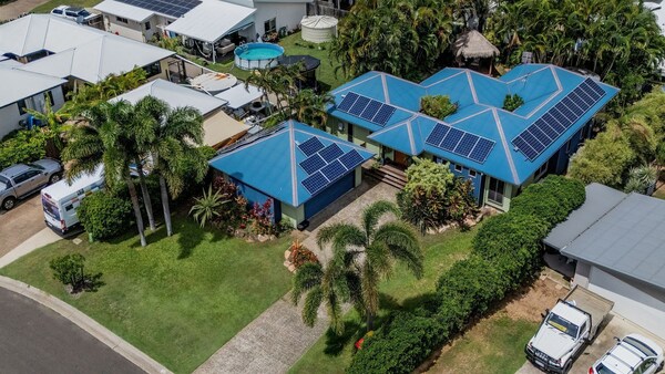 Palms In Paradise - Air Conditioned Pet Friendly Beach Home, Walk To Beach - Seventeen Seventy
