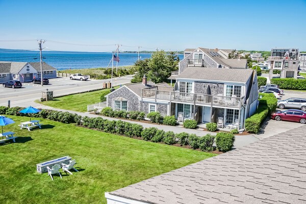 Deluxe Studio Steps From Surf Drive - Old Silver Beach, MA