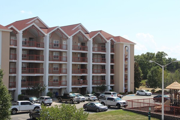 Top Floor 1br W/ Balcony + Full Kitchen - Table Rock Lake