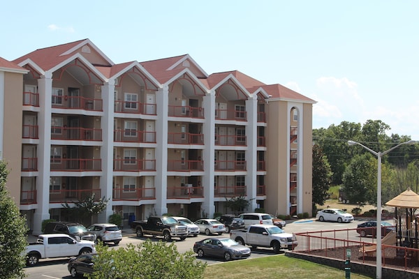 Top Floor 1br W/ Balcony + Full Kitchen - Branson, MO